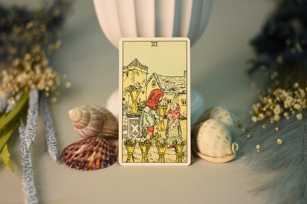Conheça o Seis de Copas no Tarot de Waite – Significados